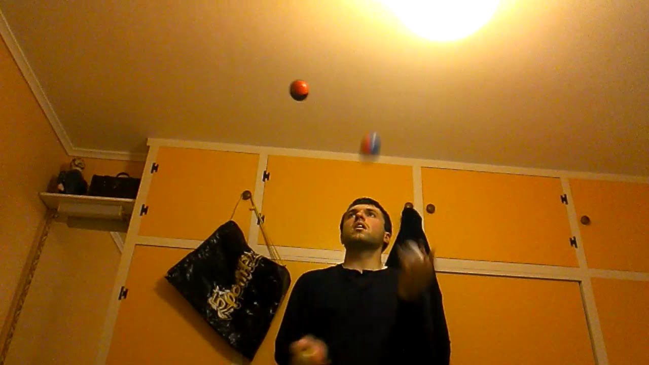My progress in my 4 ball asynchronous juggling pattern - YouTube
