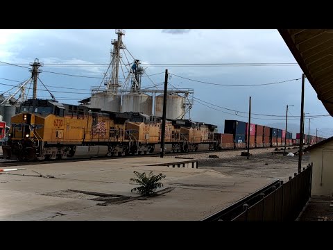 UP 6370 East with Flashing Ditch Lights at Willcox - YouTube