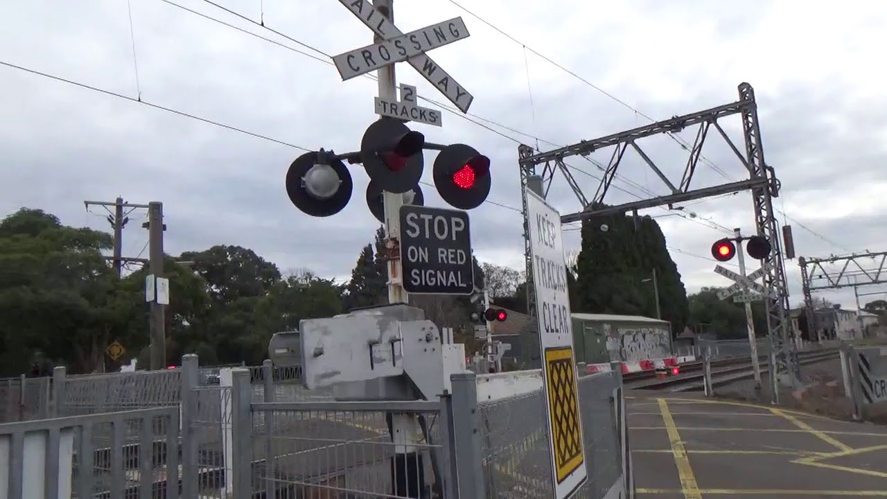 Park St Level Crossing, Moonee Ponds - YouTube