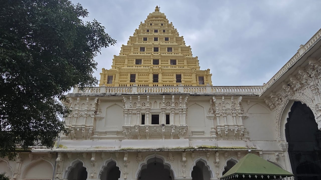 Thanjavur King Serfoji 2 Palace Full Amazing View - YouTube