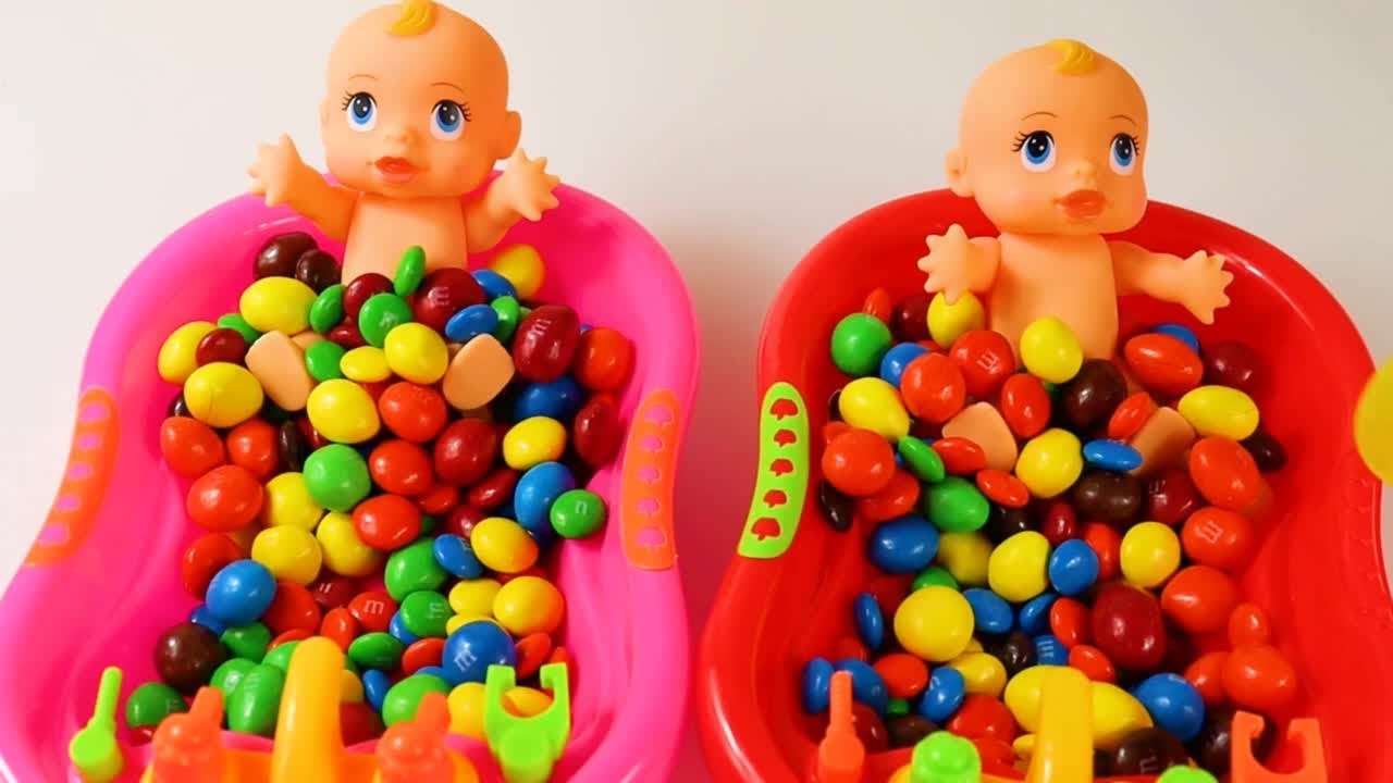 Twin Baby Dolls get bath in candy bathtub. - YouTube