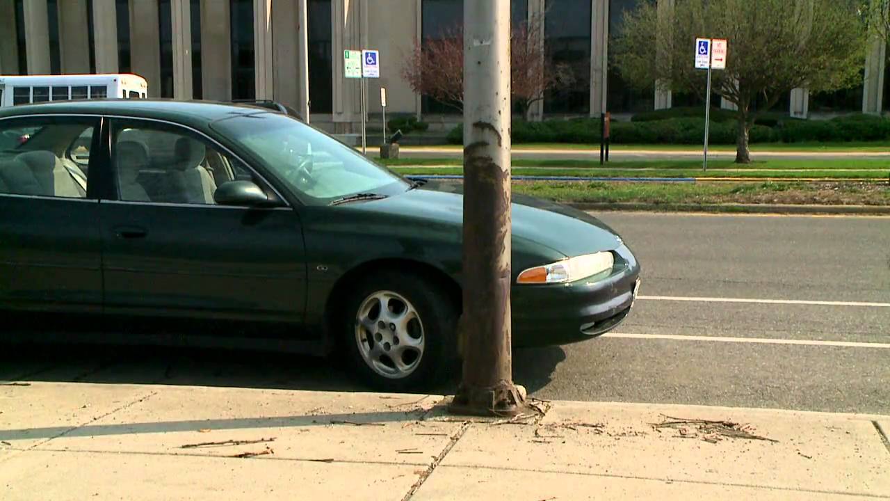 Light pole falls in busy traffic - YouTube