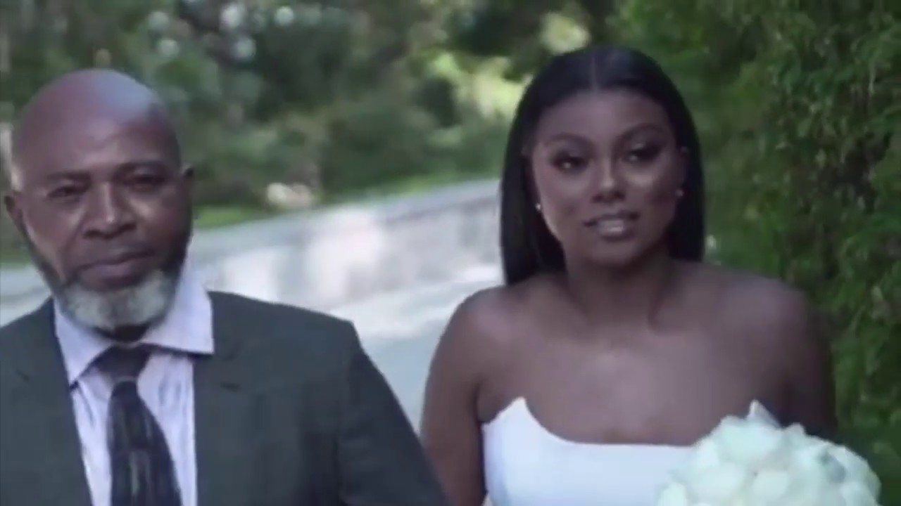 Groom sings to Bride walking down the aisle - YouTube
