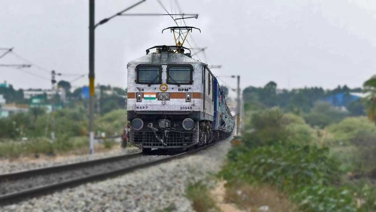BRINDAVAN Express Descends in STYLE !!! Indian Railways - YouTube