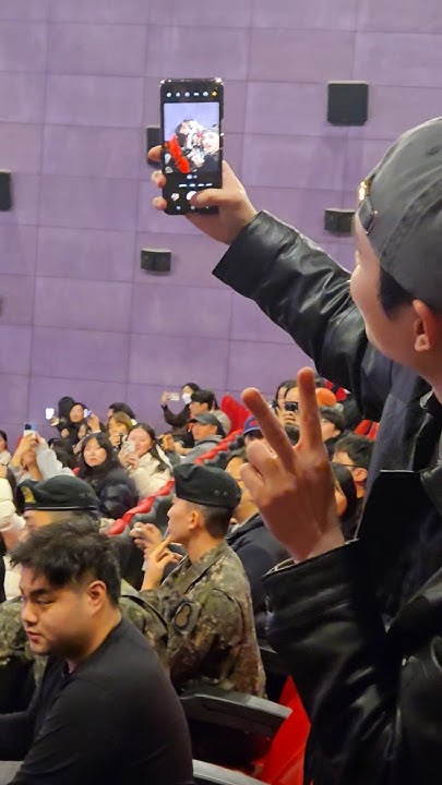 말할수 없는 비밀! 지금 막 도경수 보았다! 무대인사 #shorts #왕십리 #cgv #도경수 #exo #디오 #최여원 #08년생 - YouTube