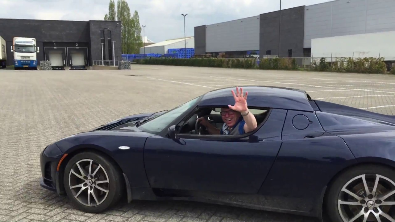 Verkeersschool Weber:SPELEN MET EEN TESLA ROADSTER - YouTube