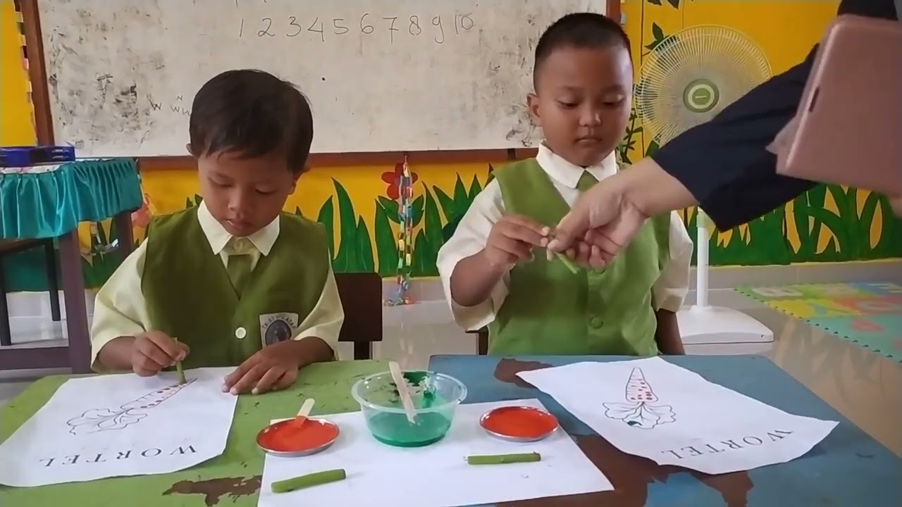 Kegiatan mencap gambar wortel menggunakan batang kangkung - YouTube