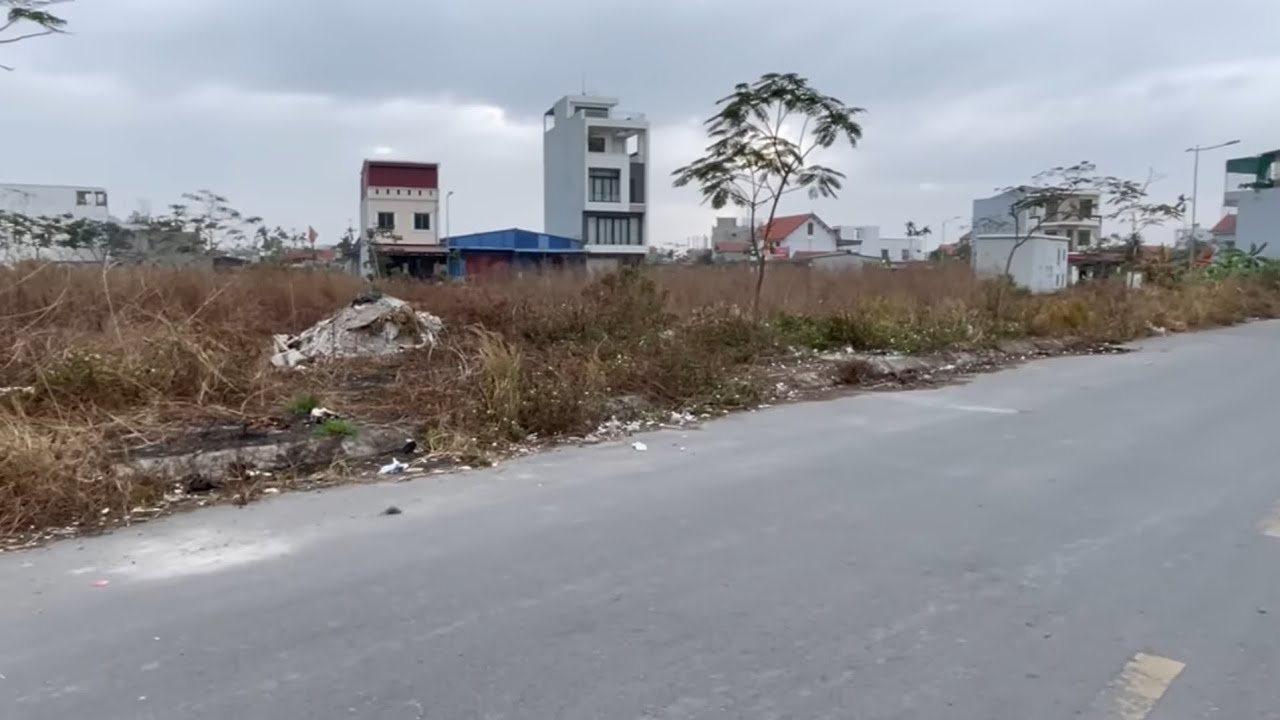 150m of Chaos: Watch Us Clear the Wildest, Most Overgrown Sidewalk Ever ...