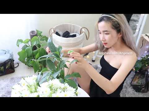 Beautiful single mom so cute! Single mom is cleaning a very beautiful flower vase