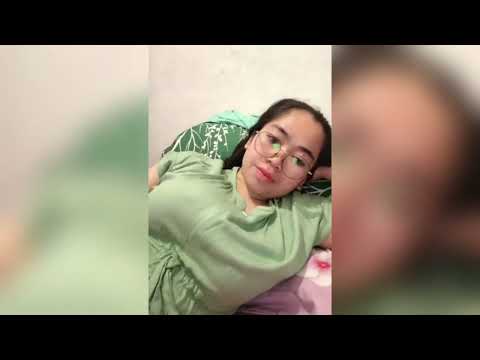 Janda kesepian sedang santai terbaring dikamar pake dasteran warna hijau