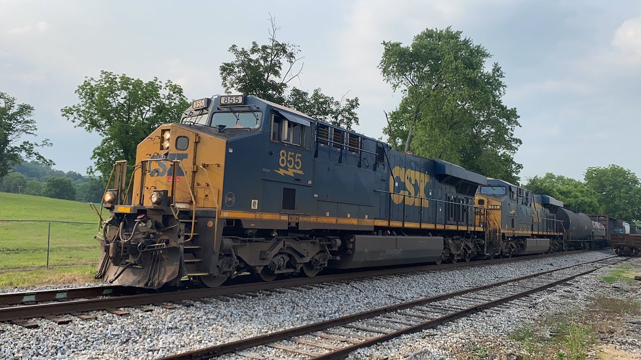 CSX 855 leads M573 at Horse Cave - YouTube