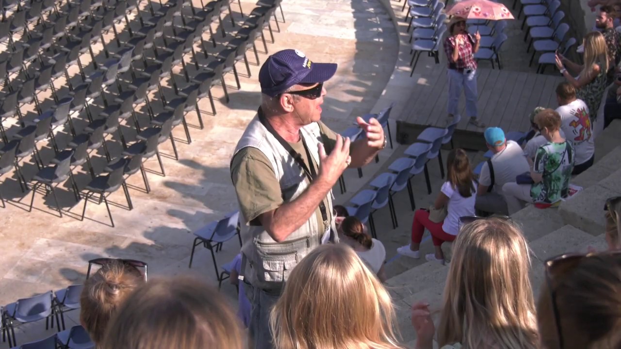(3260) Johnny Segal guider i atriummet i Caesarea ved havet - YouTube