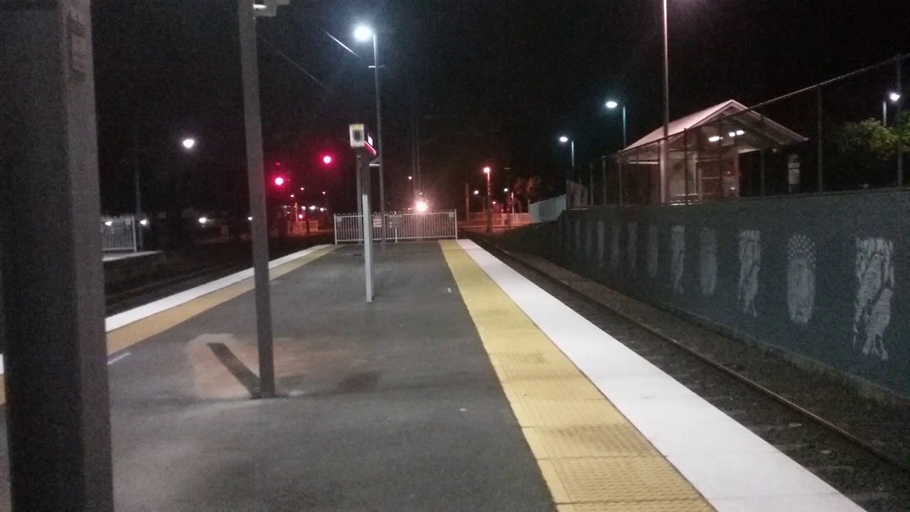 PNQ's PN007 hauls 8CP1 thru Lawnton Station 12/04/2017. - YouTube