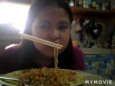 Eating pancit canton - YouTube
