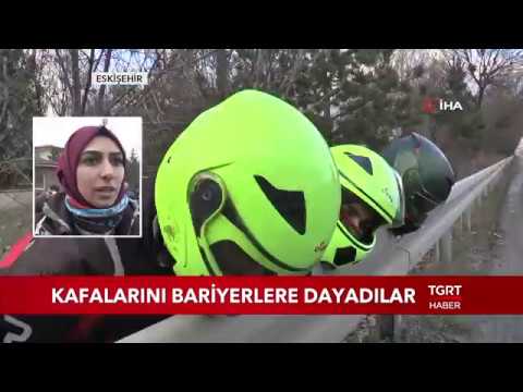 Kafalarını Bariyerlere Dayadılar