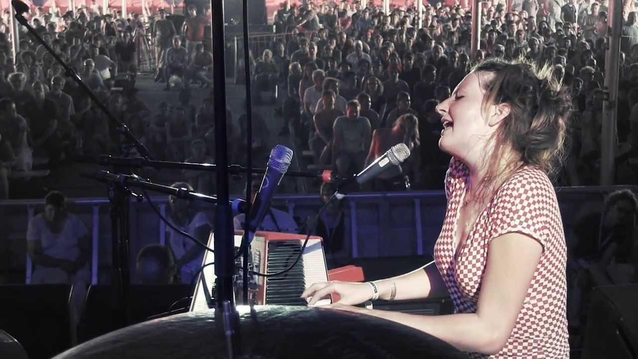 Roosbeef, "Raak mij aan" live op Dranouter 2013 - YouTube