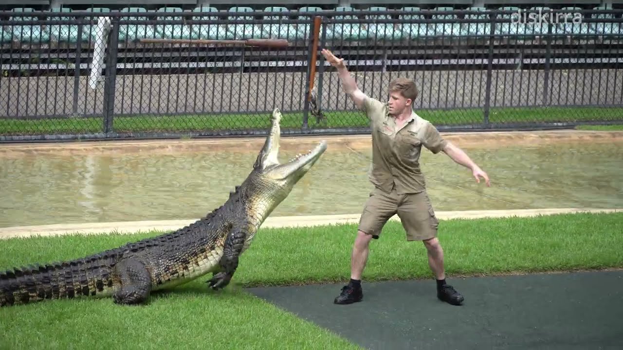 Robert Irwin demonstrates the speed of a large croc - YouTube