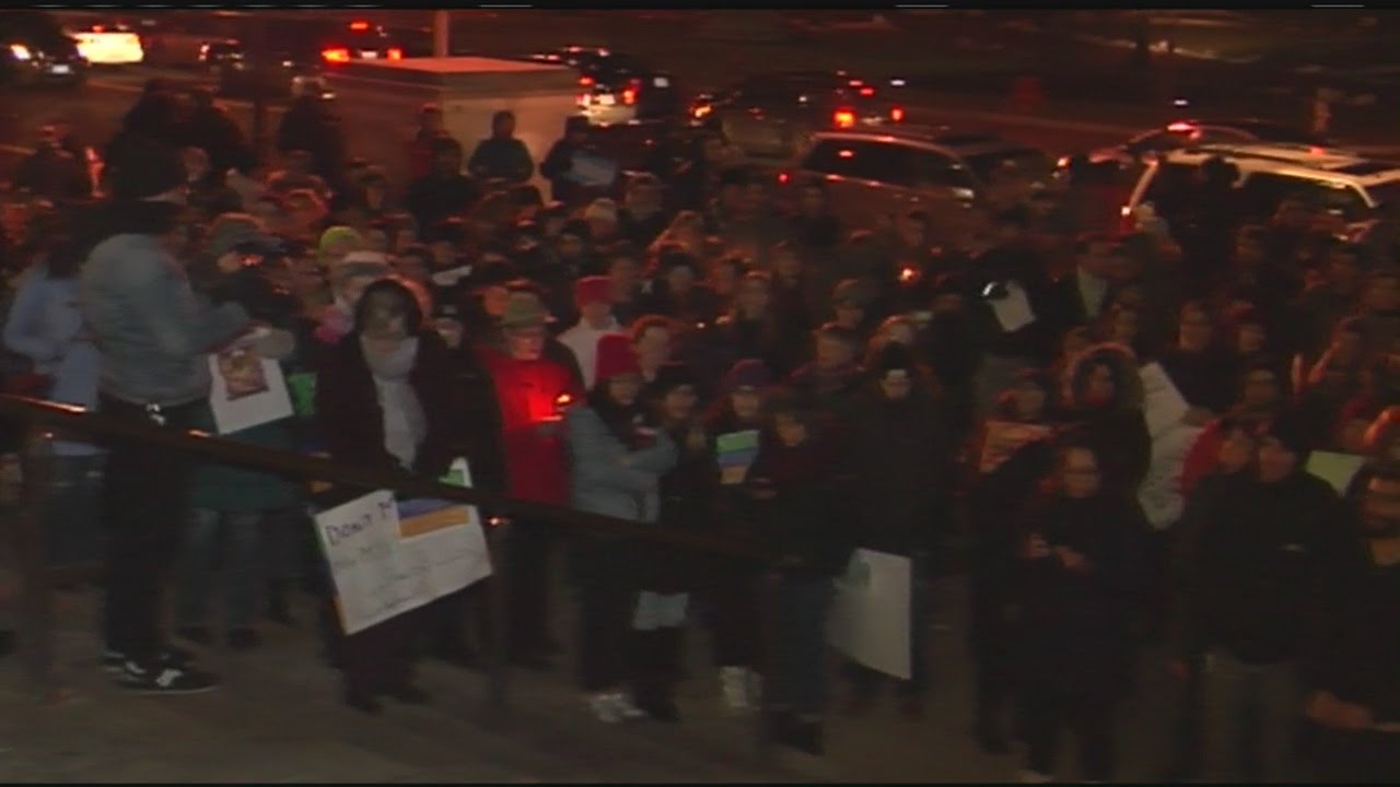 Community protests to protect immigrants in Springfield - YouTube