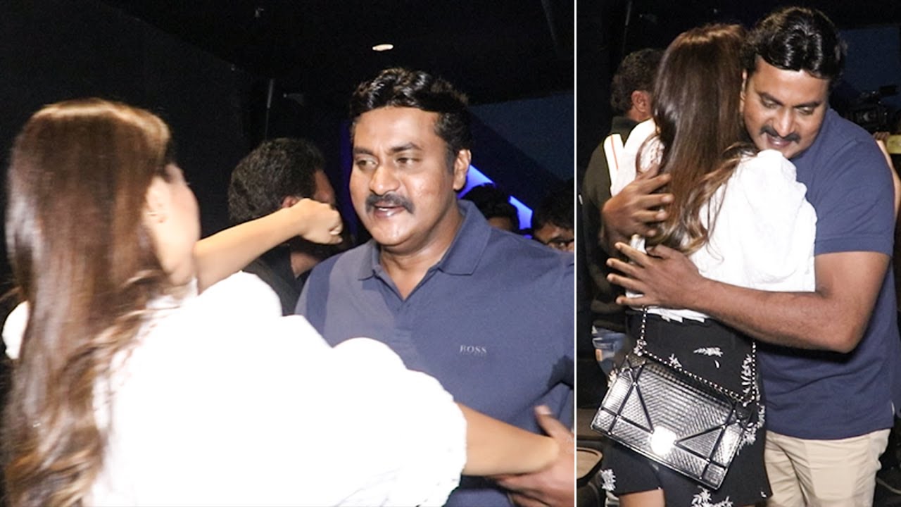 Shriya Saran Hugs to Sunil @ NUVVE NUVVE 20 Years Special Screening ...