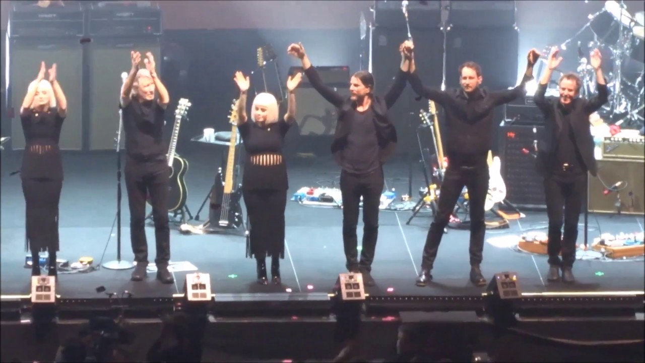 Roger Waters & band members bidding farewell to Kansas City fans at ...