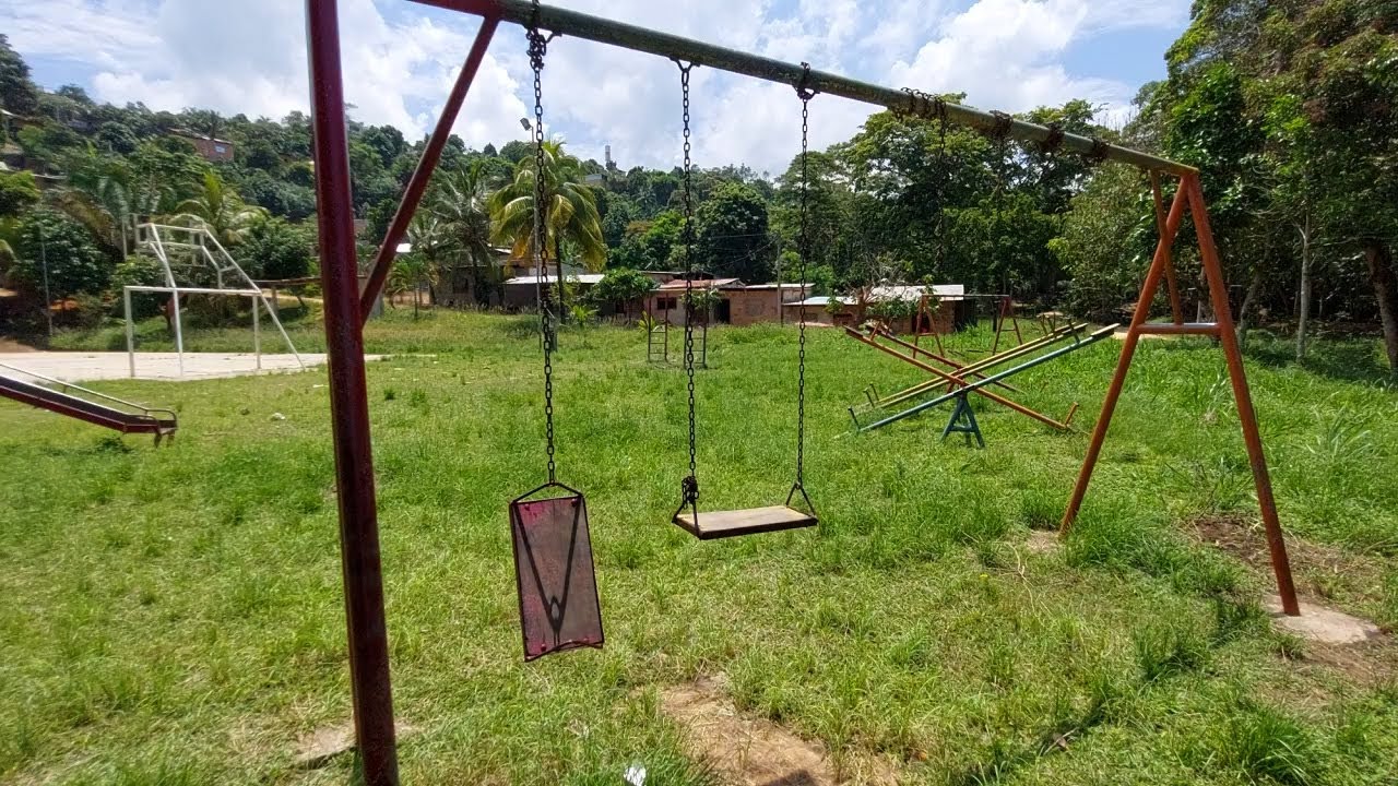 Parque infantil se encuentra abandonado en sector Primavera, juegos ...