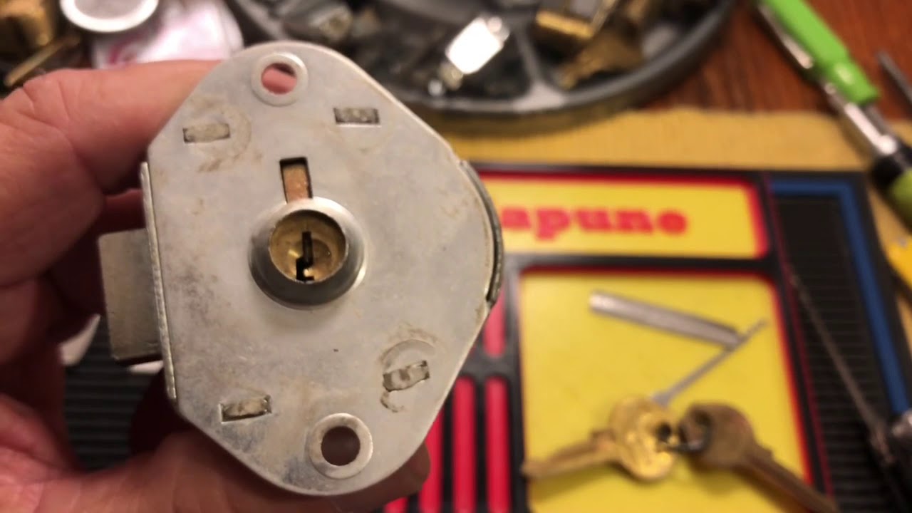 #448 Vintage Master #1710 Dead Bolt Locker Lock - YouTube