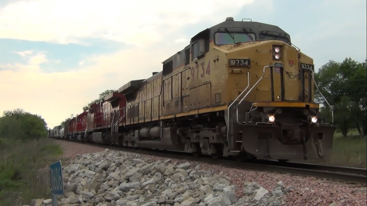 Union Pacific Dash 9 and Spray Train on CP train 475 - Ottumwa, IA 5/30 ...