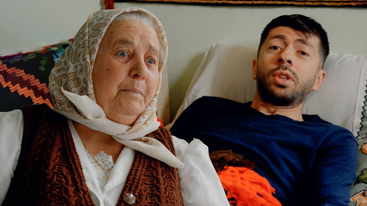 Când mă pune bunica la treabă - YouTube