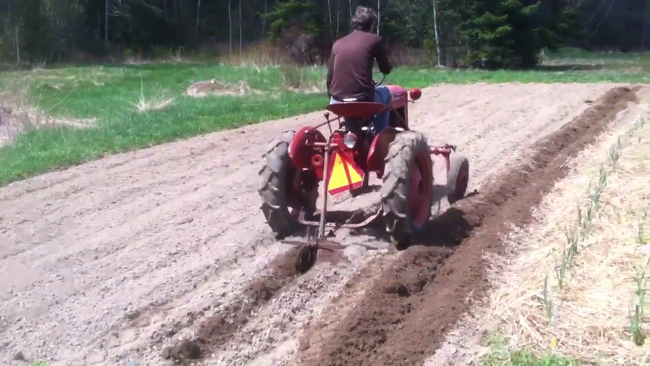 1949 IH Farmall Cub Plowing field - YouTube