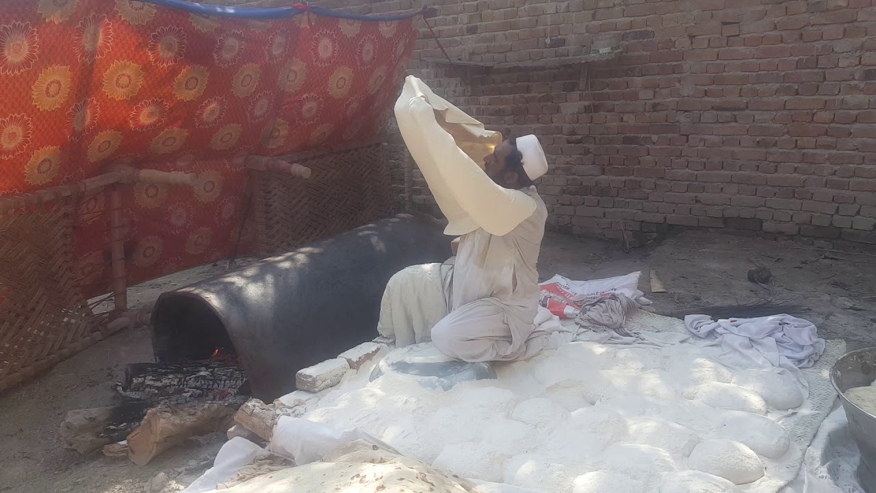 World Biggest Bread by hoor khan kitchen||Chapati||Have you ever seen ...