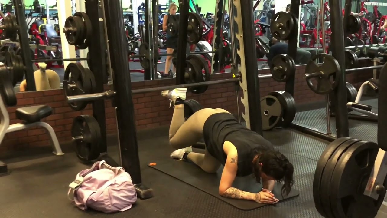 Patada p/glúteo en smith - YouTube