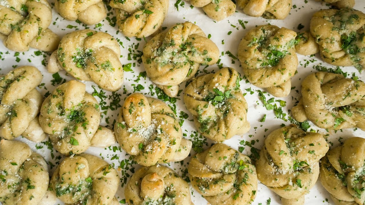 Italian Spiced Garlic Knots 🥨 - YouTube