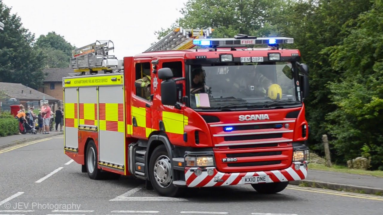 Retained Northants Fire Brackley Fire Engine Turning Out with LIGHTS ...