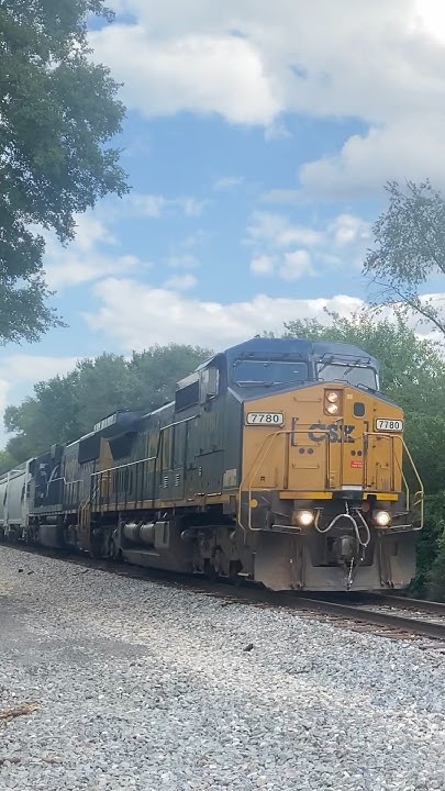 CSX dash 8 LEADS a sd70mac! - YouTube
