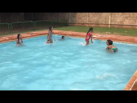 Eu com minhas amigas la na piscina