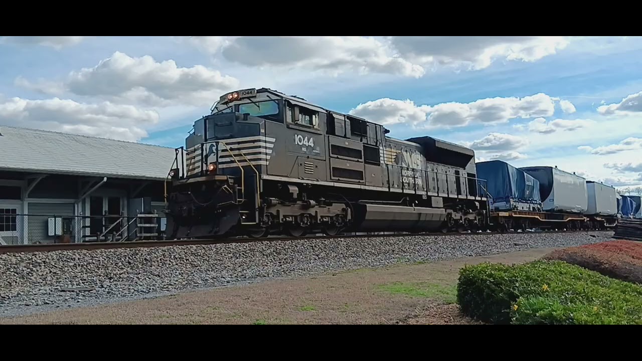 NS 980 with NS 1044 SD70ACE solo - YouTube