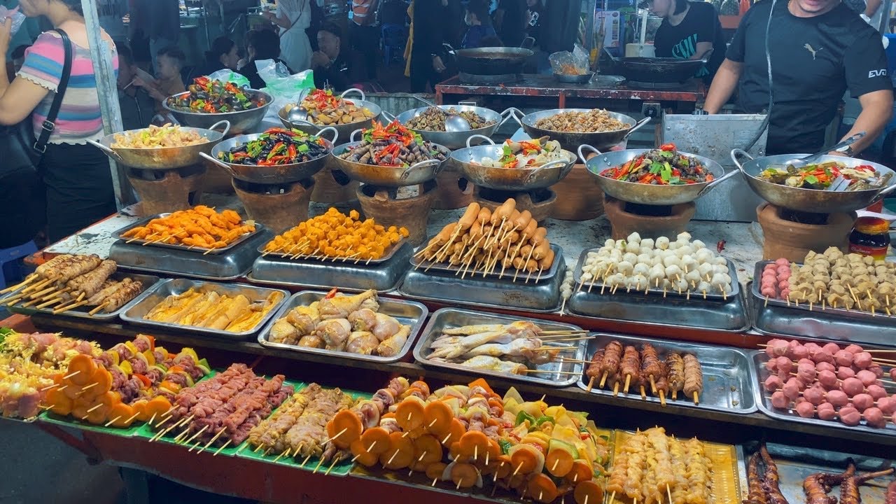 【🇻🇳 4K】Street Food in Vietnam - Da Nang Night Market Walking Tour - YouTube
