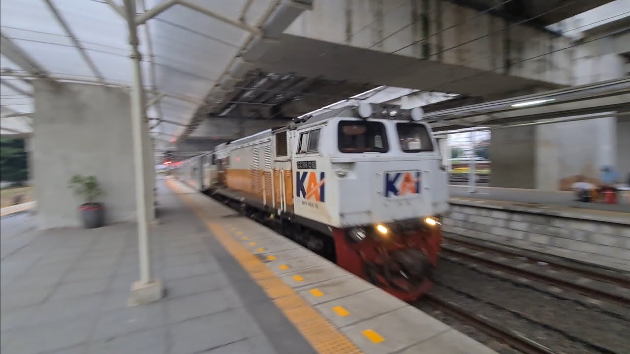 Naik Kereta Api Krl Spesial Liburan Natal Tahun Baru Bogor Jakarta ...