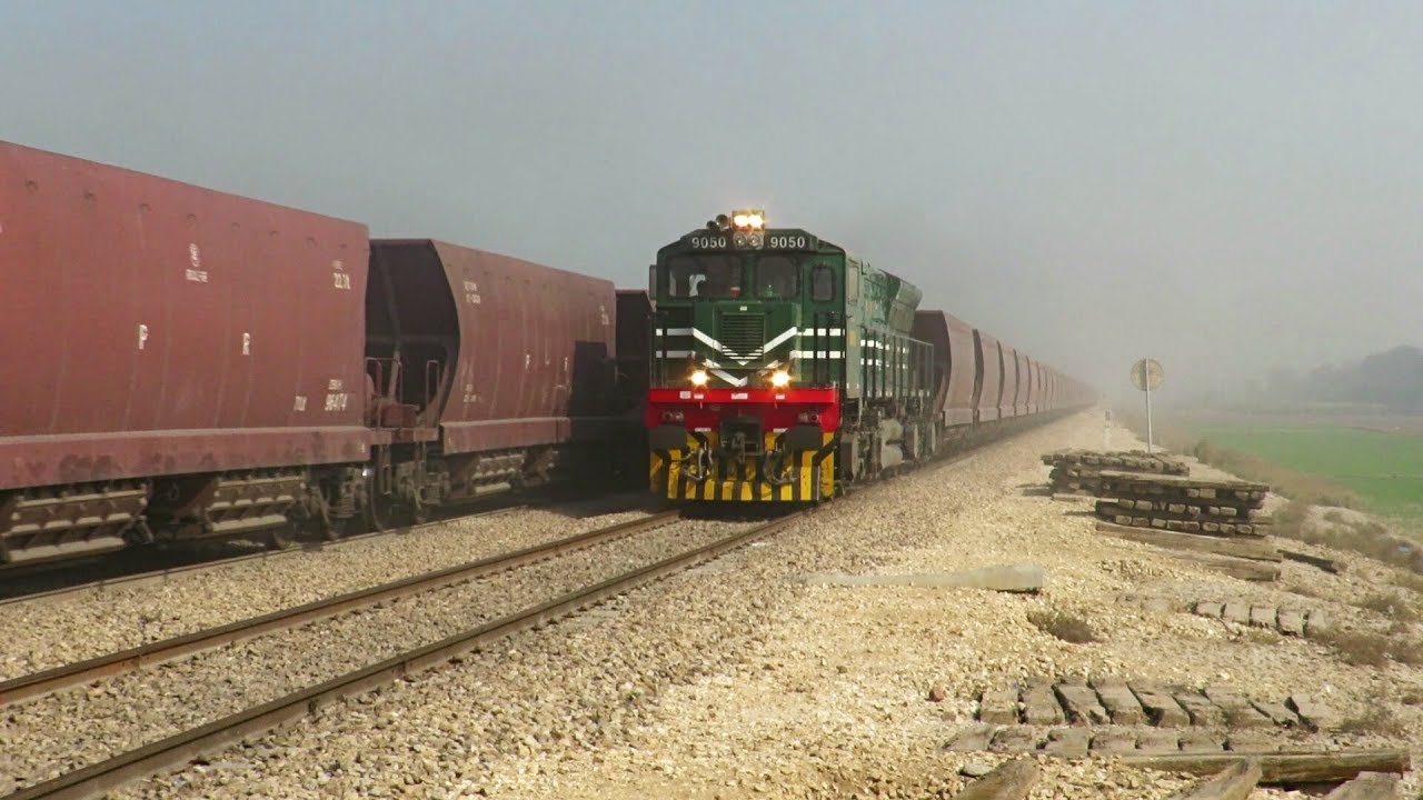 Pakistan Railways | GEU-40 Cross GEU-40 With YSW Coal Rakes | 9022 ...