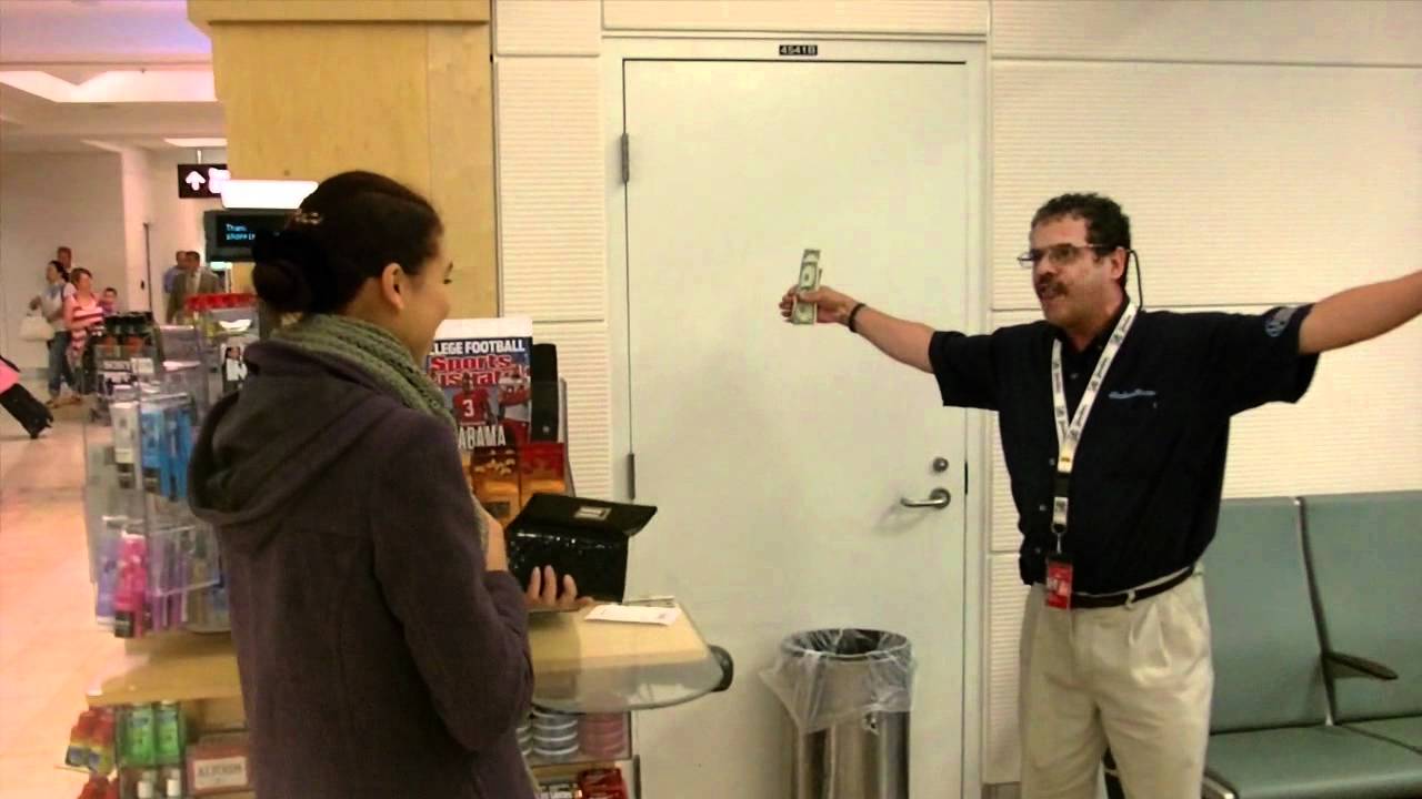 Singing cashier at Orlando airport - Mr. Sunshine Song. - YouTube