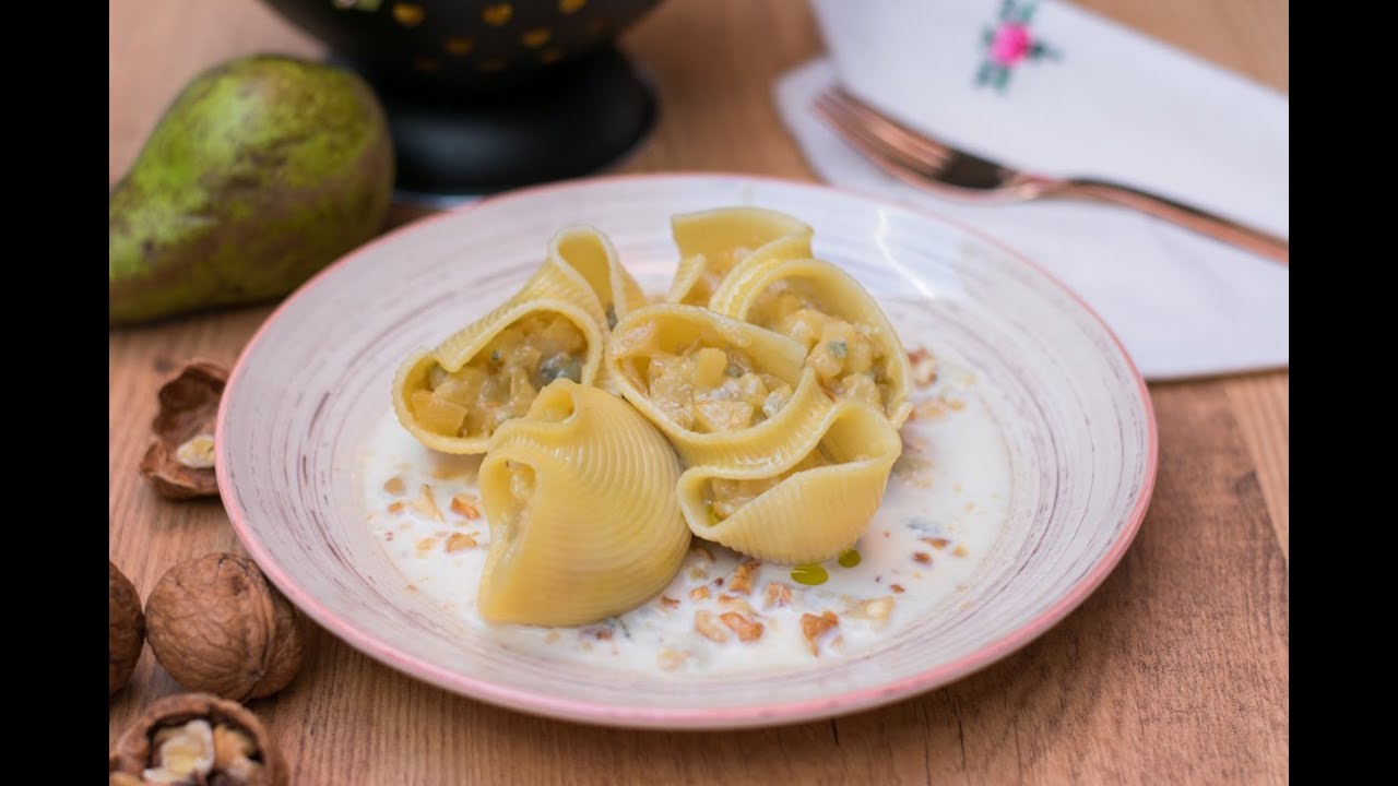 Pasta rellena de pera y gorgonzola, con salsa de queso con nueces - YouTube