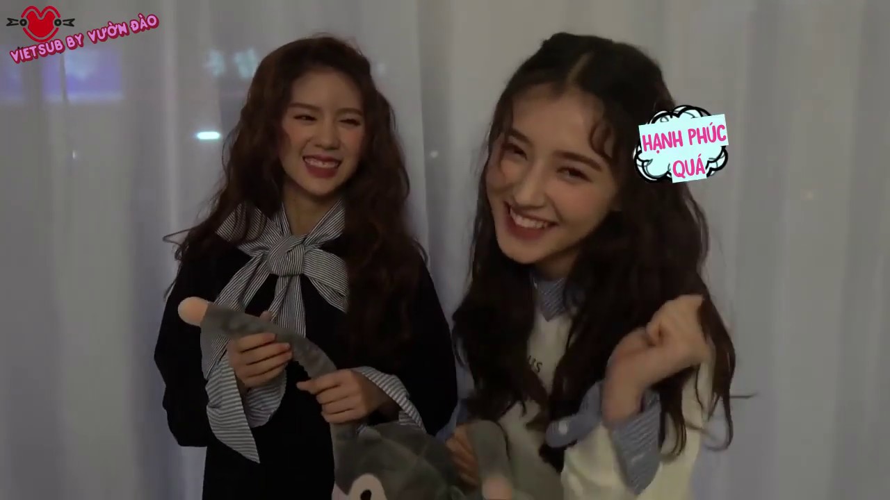 [VIETSUB] MOMOLAND Nancy, Daisy chụp ảnh họa báo bnt - YouTube