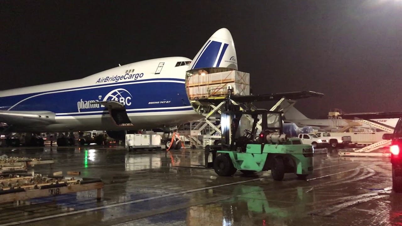 Long cargo being loaded on Boeing 747-8 - YouTube