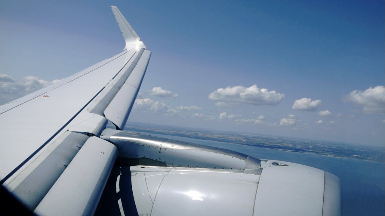360-Degree Turn on Approach! | Lufthansa A320 Sharklet Landing in ...