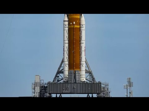 Spazio: lanciato verso l'orbita lunare il razzo Sls di Artemis 1 - YouTube