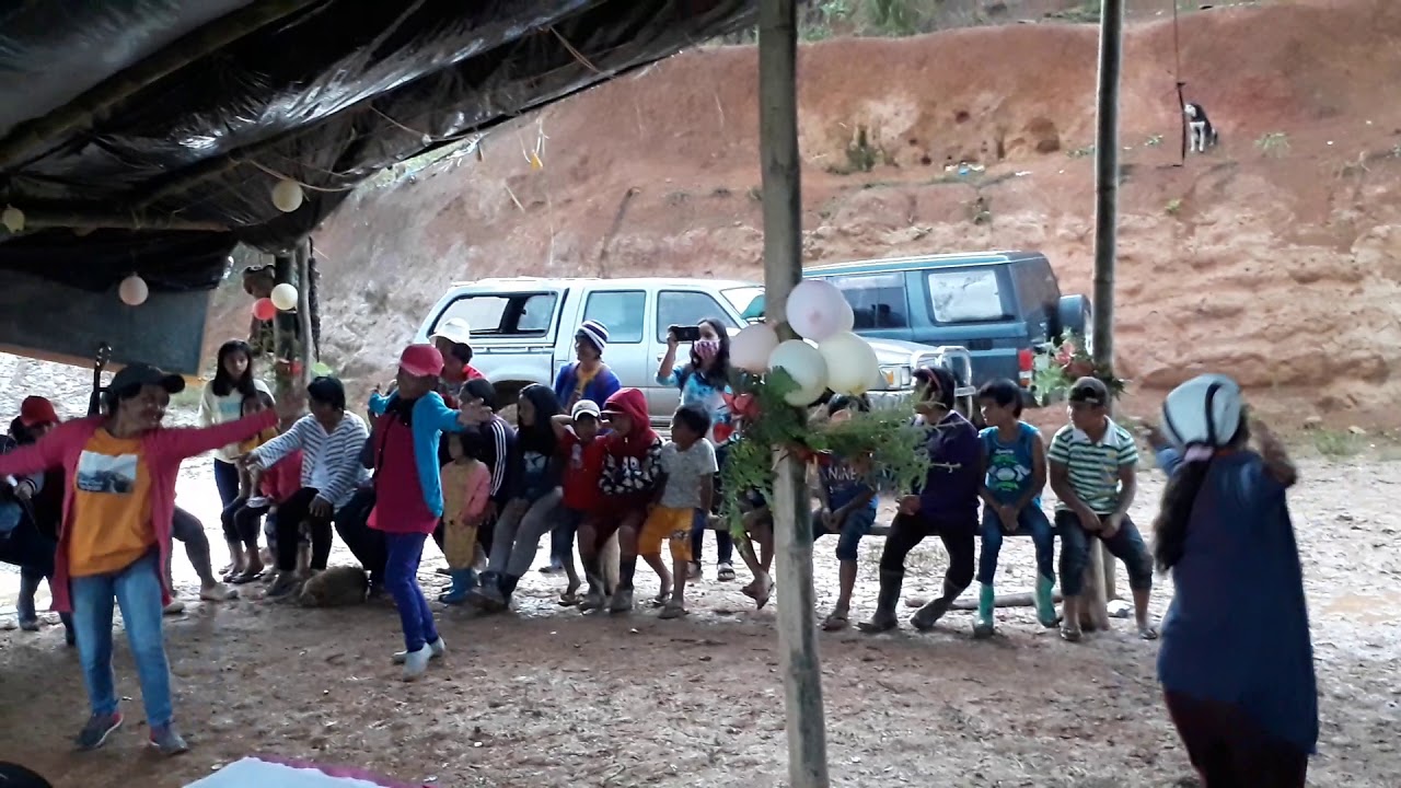 Bugkalot dancing - YouTube