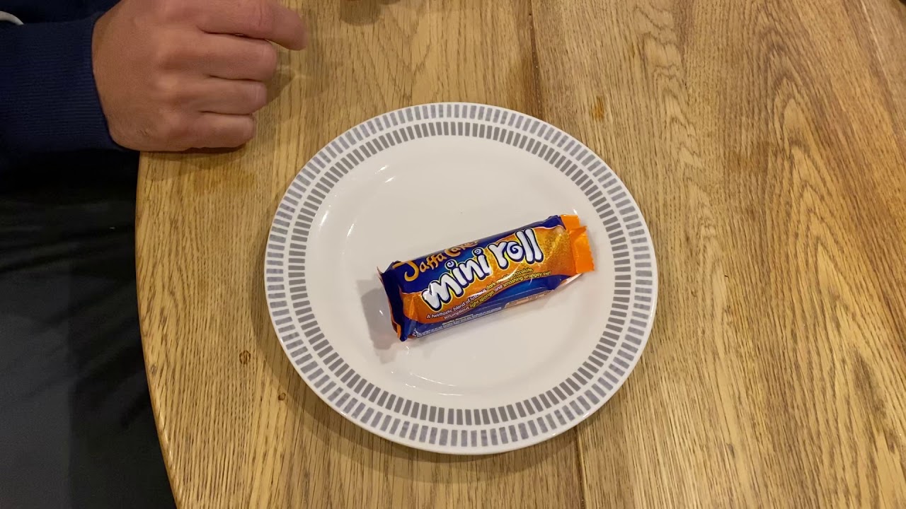 How to eat a Jaffa Cake Mini Roll - YouTube