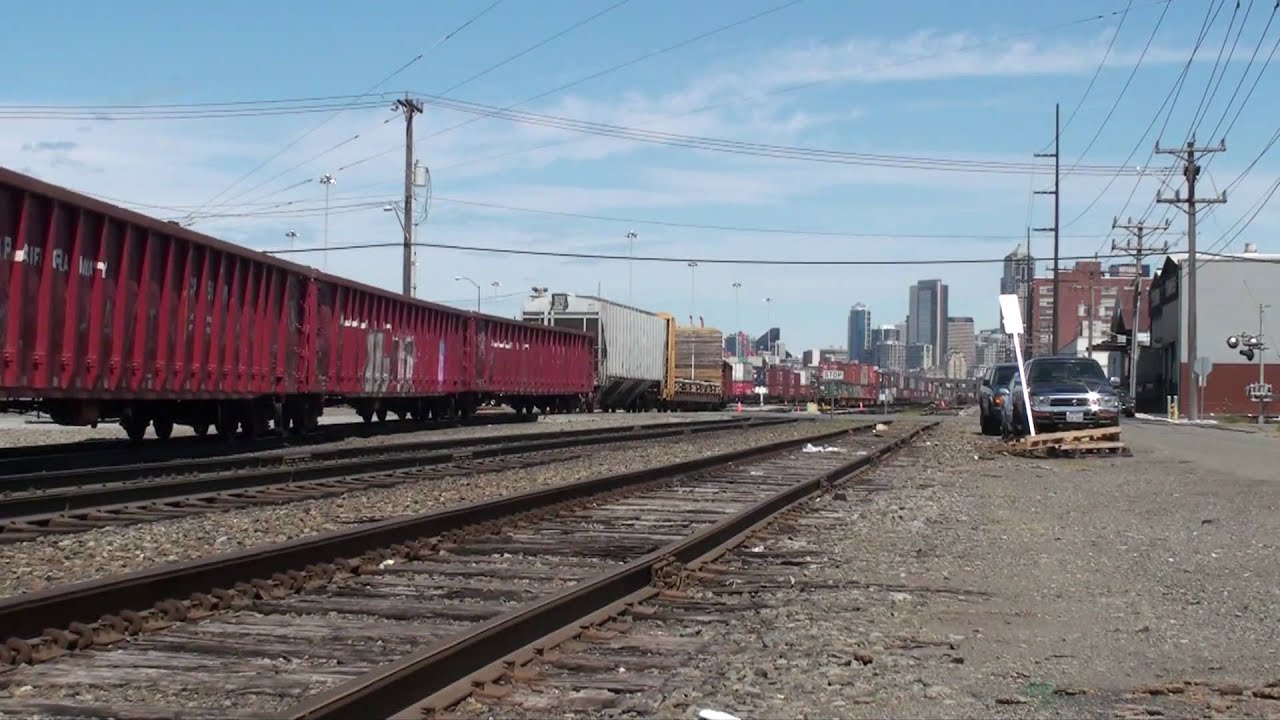 BNSF 3422 switching Stacy Street yard, 5-19-2010 - YouTube