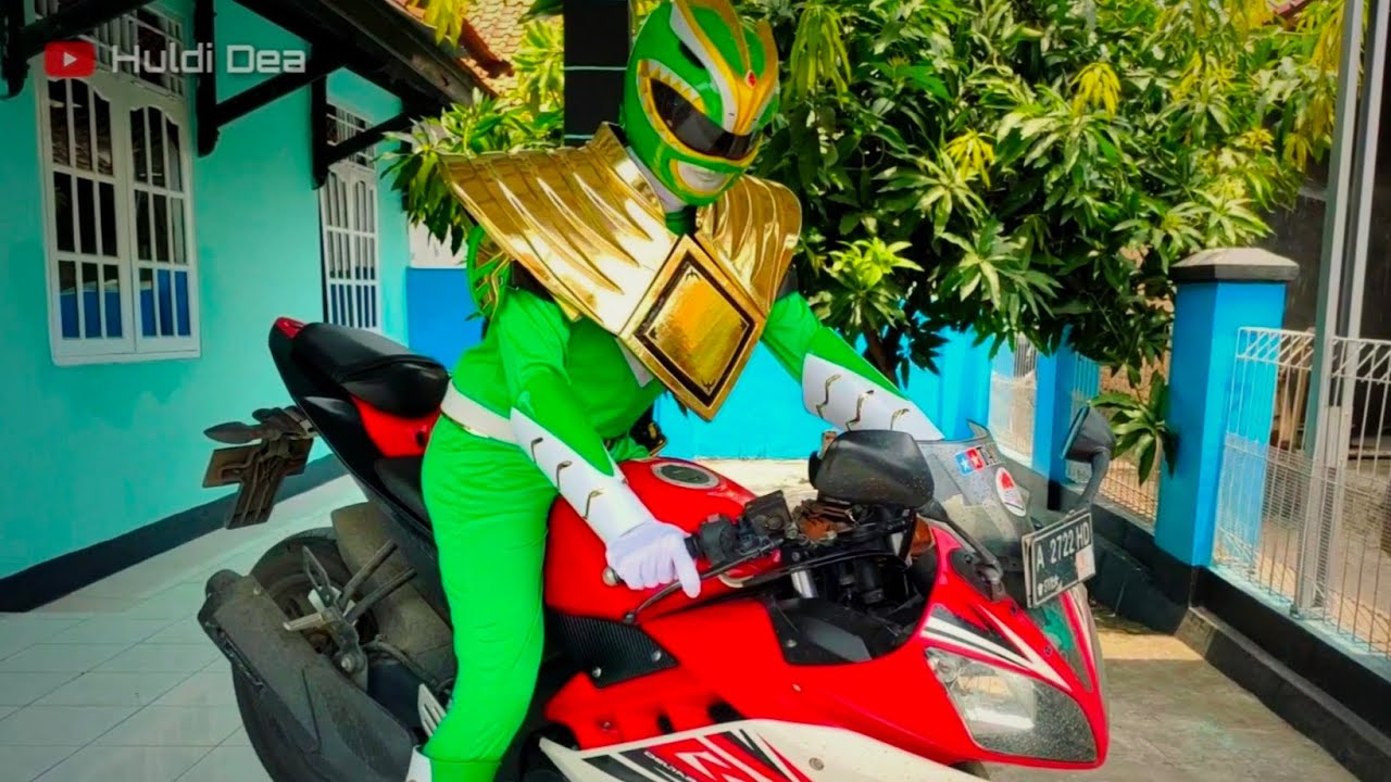 POWER RANGERS NAIK MOTOR (GREEN RANGERS COSPLAY) - YouTube