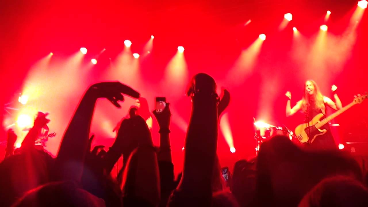 HAIM - 'The Wire' Live in Manchester - YouTube